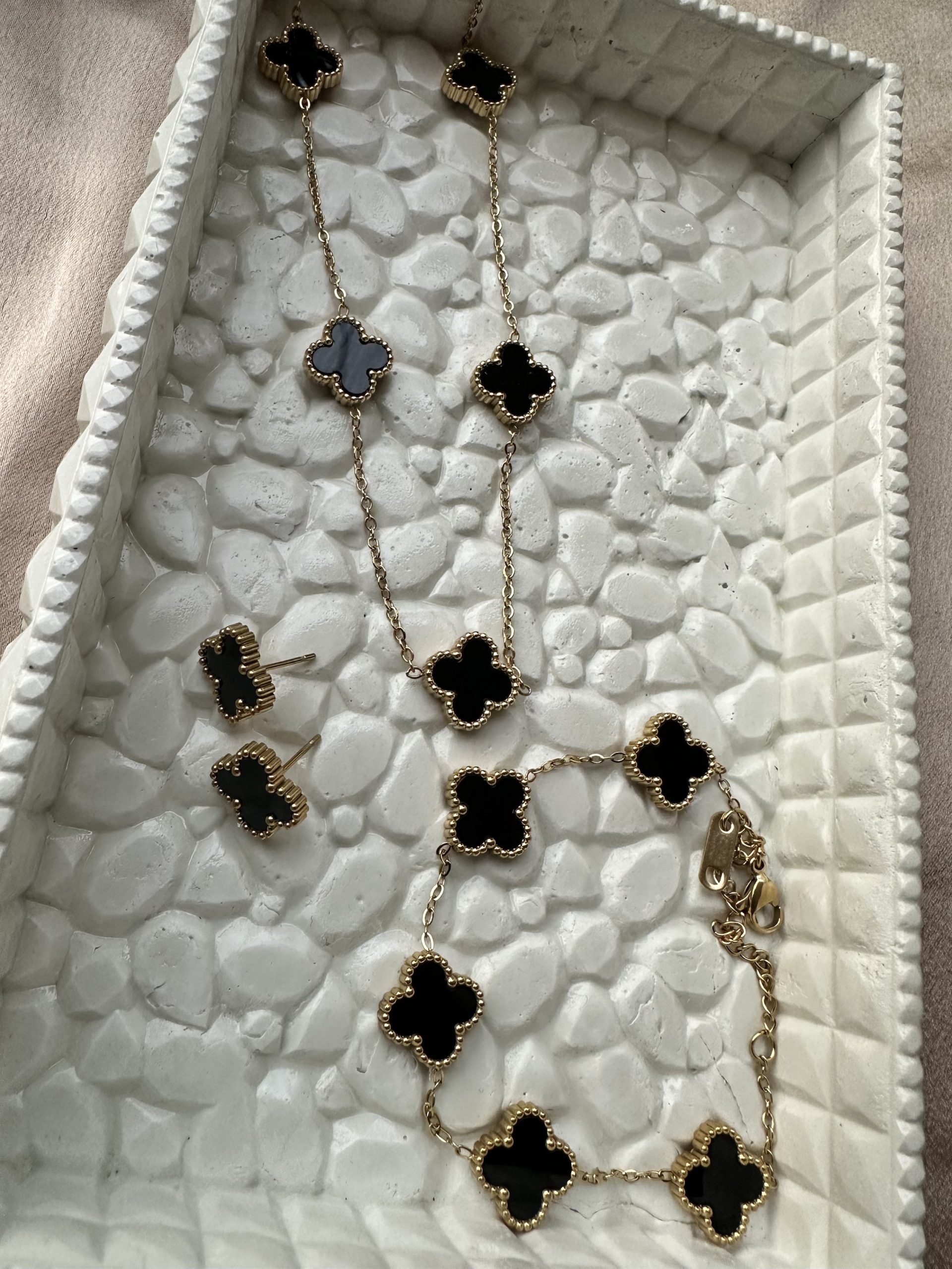 Black Clovers Set – Ciana Accessories