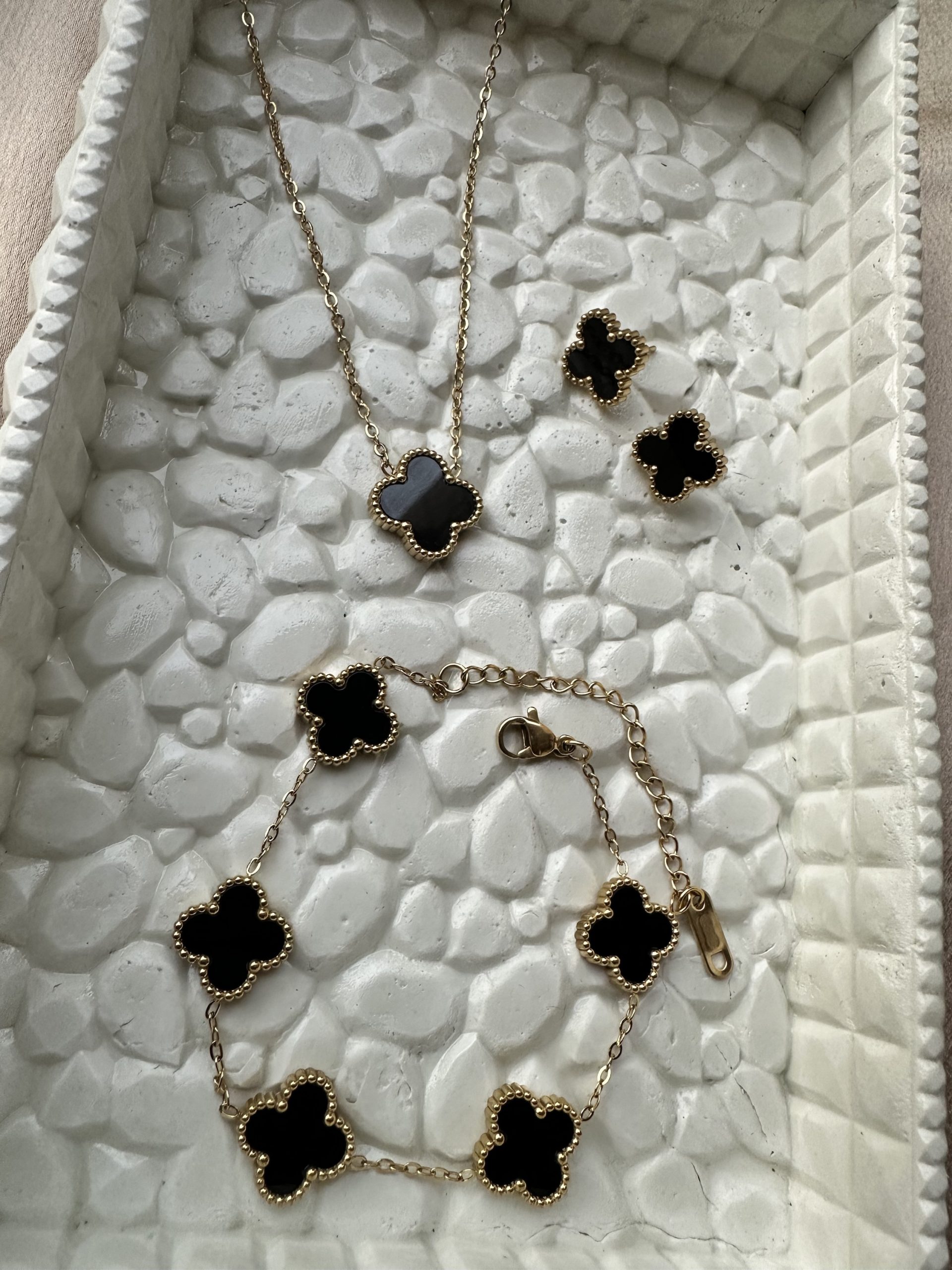 Black Clovers Set – Ciana Accessories